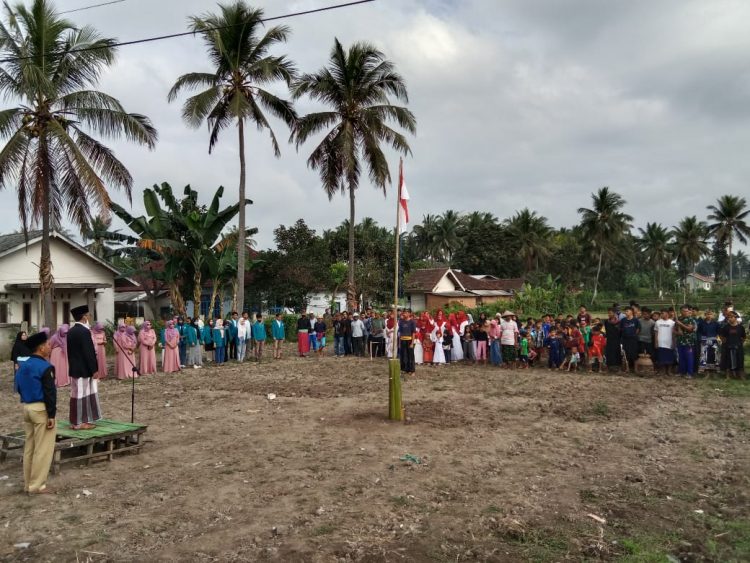 Petani, Peternak Hingga IRT Ikuti Upacara HUT ke-77 RI di Desa Dusun ...